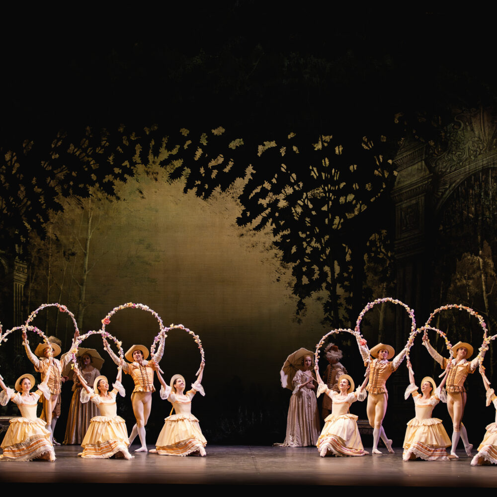 From 60 swans to 32 fouettés – Swan Lake in-the-round in numbers ...