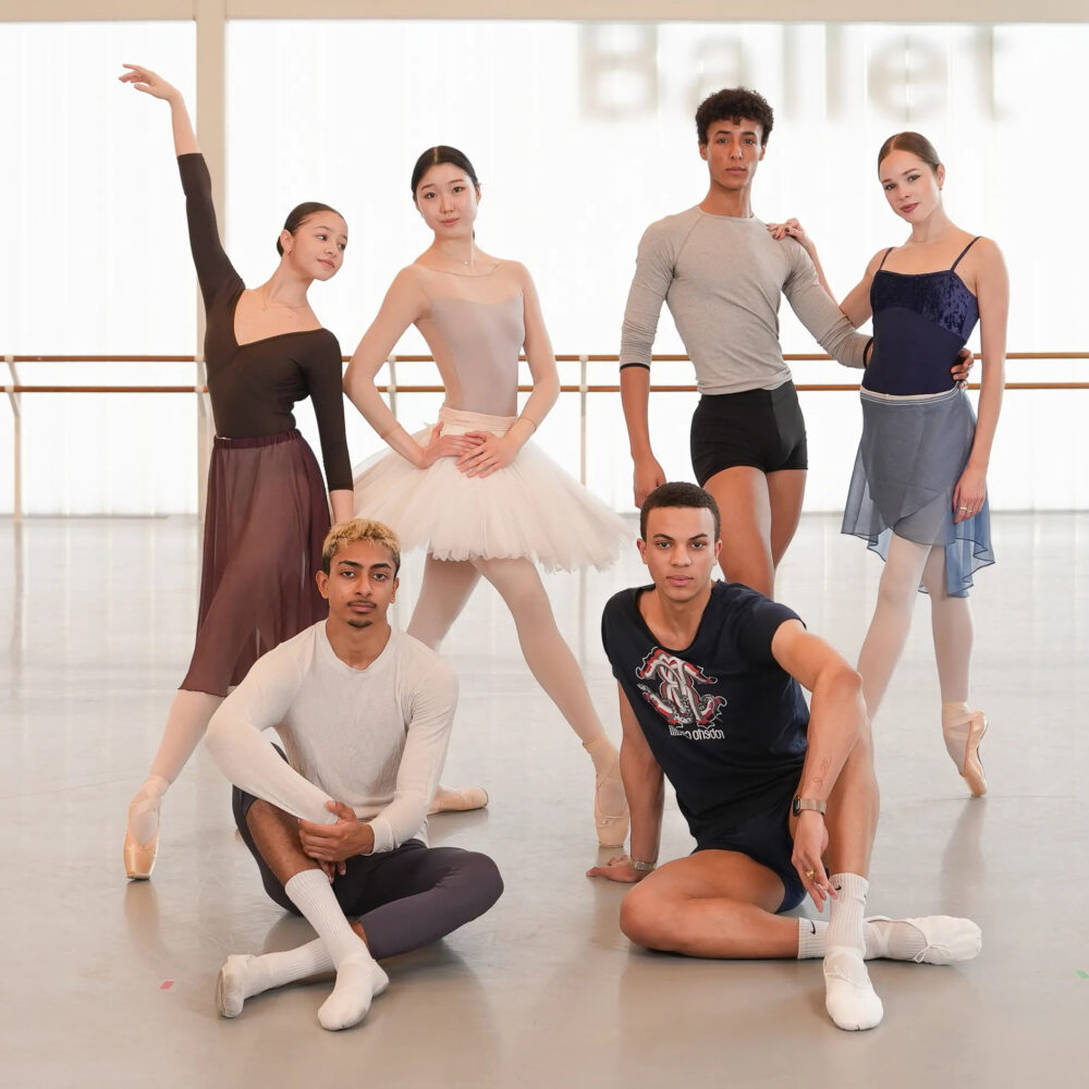 From 60 swans to 32 fouettés – Swan Lake in-the-round in numbers ...